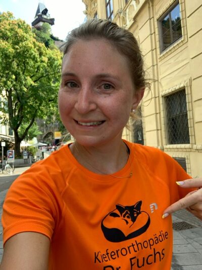 Frau Dr. von Manstein nach einem Trainingslauf in Graz über 10 km ...